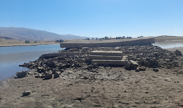 Patnos Baraj Gölü’nün suyu çekildi yerleşim yeri ortaya çıktı ...